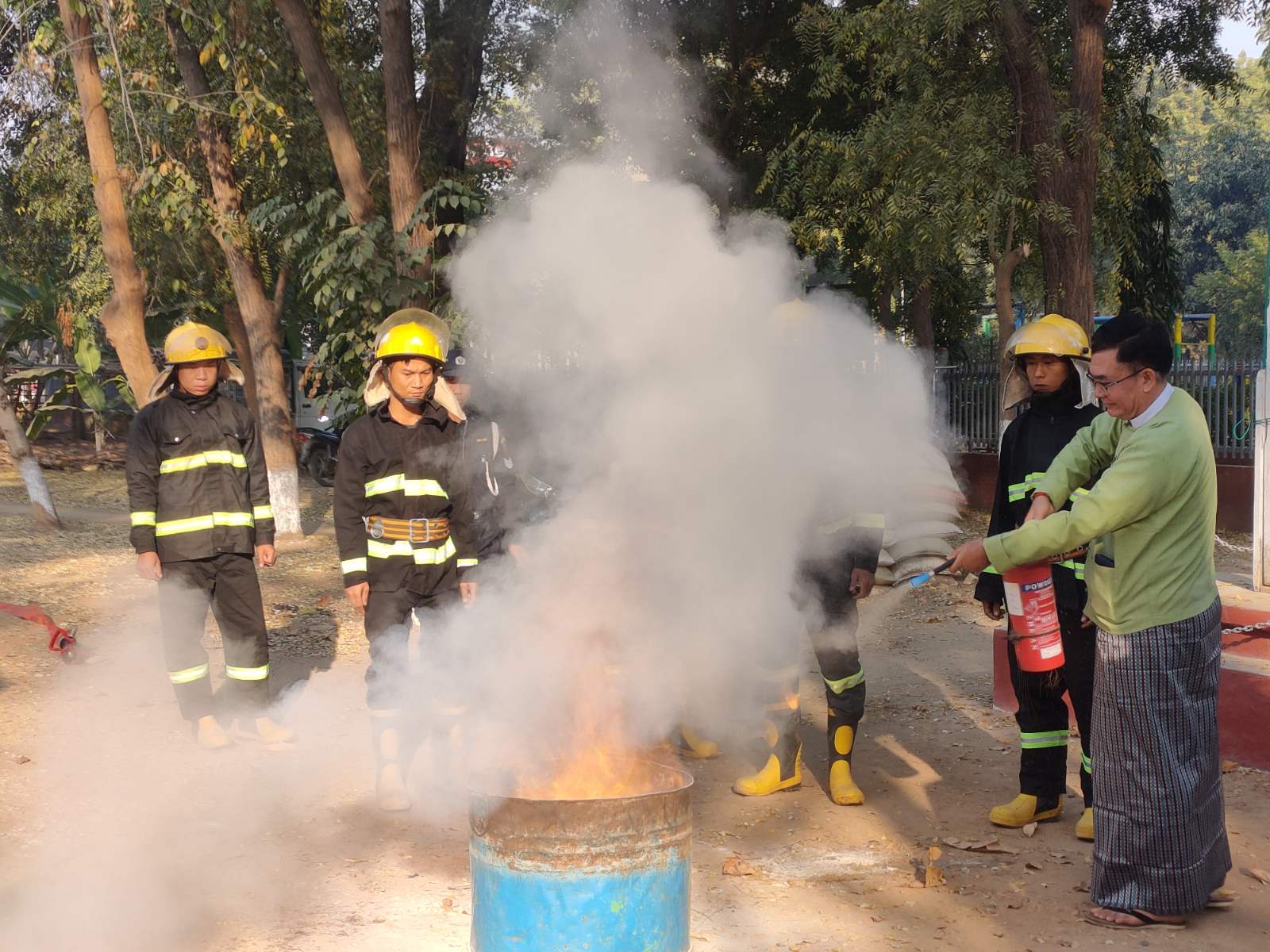 ရေစကြိုမြို့နယ် မီးသတ်ဦးစီးဌာနမှ မီးဘေးအန္တရယ်ကြိုတင်ကာကွယ်နိုင်ရေးအတွက် မီးငြှိမ်းသတ် သရုပ်ပြခ